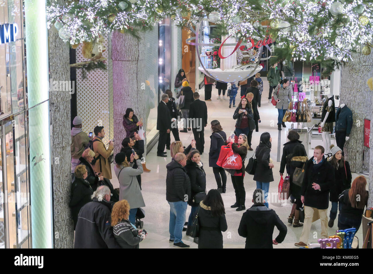 Crowds Shopping at Macy's Flagship Department Store in Herald Square ...