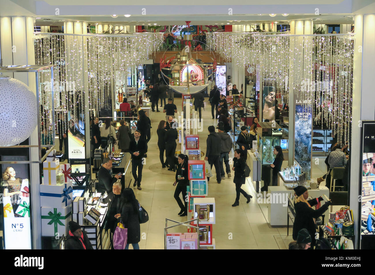 Crowds Shopping at Macy's Flagship Department Store in Herald Square ...
