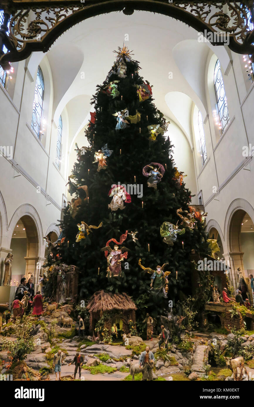Christmas Tree in the Medieval Sculpture Hall, The Metropolitan Museum ...