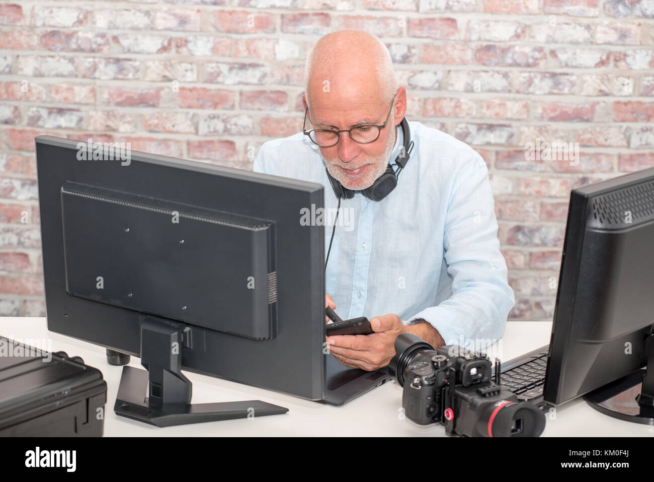 a mature businessman with glasses using computer Stock Photo - Alamy