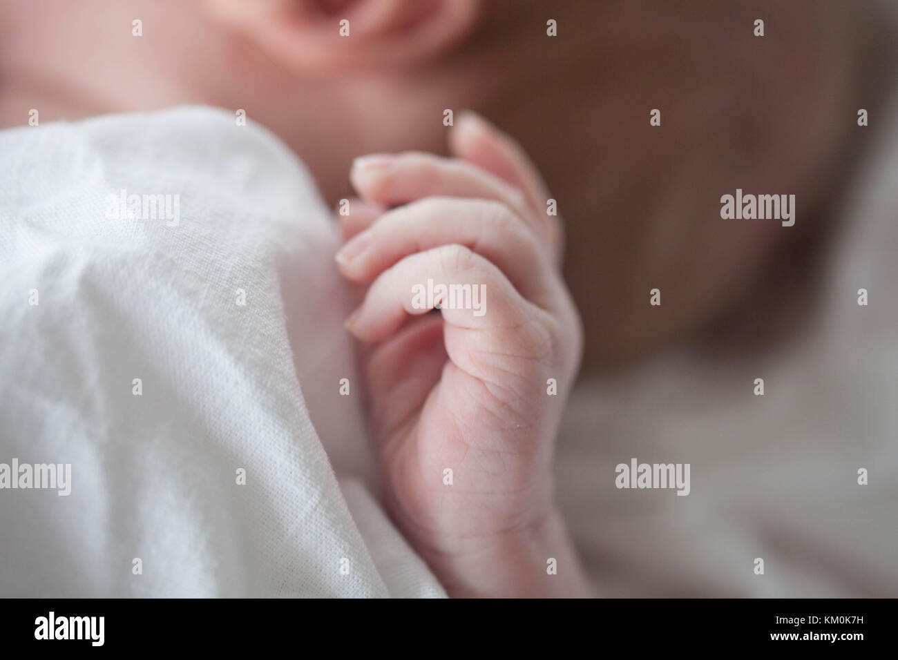 Hand the sleeping baby in the hand of mother close-up Stock Photo - Alamy