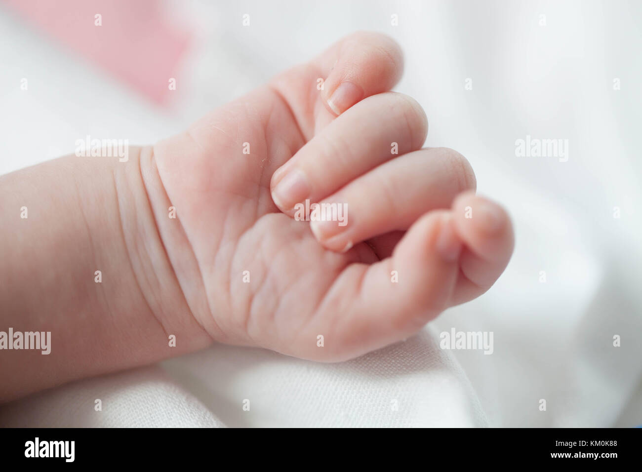 Hand the sleeping baby in the hand of mother close-up Stock Photo - Alamy