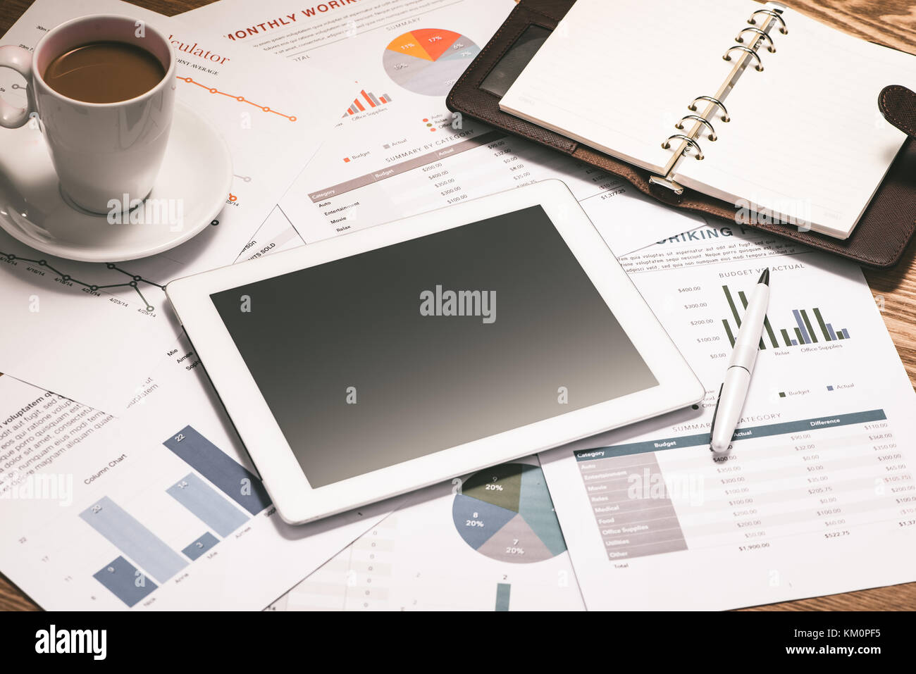 Red charts hi-res stock photography and images - Alamy