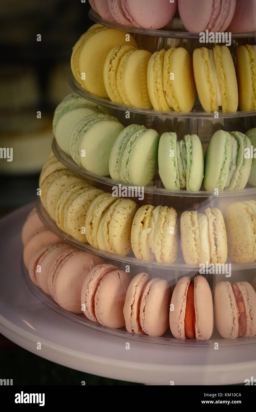 Cream coloured cake hi-res stock photography and images - Alamy