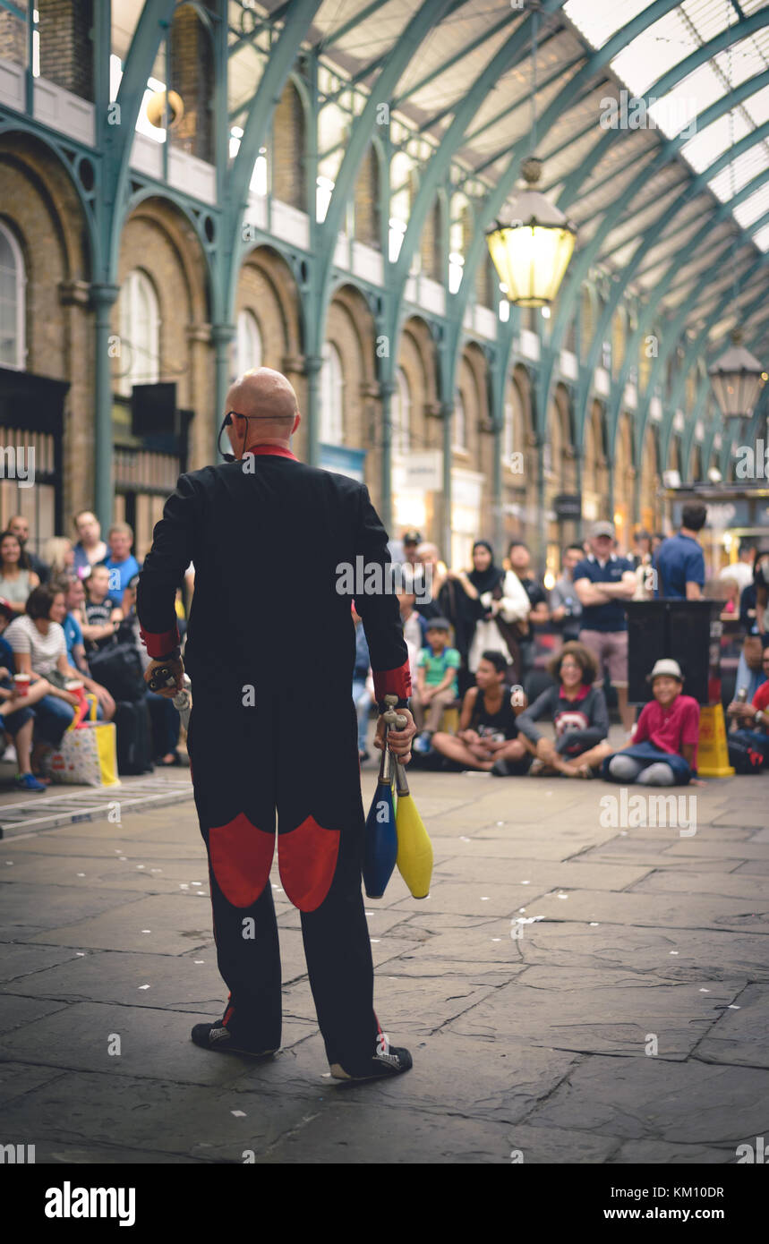 Busker uk juggler hi-res stock photography and images - Alamy
