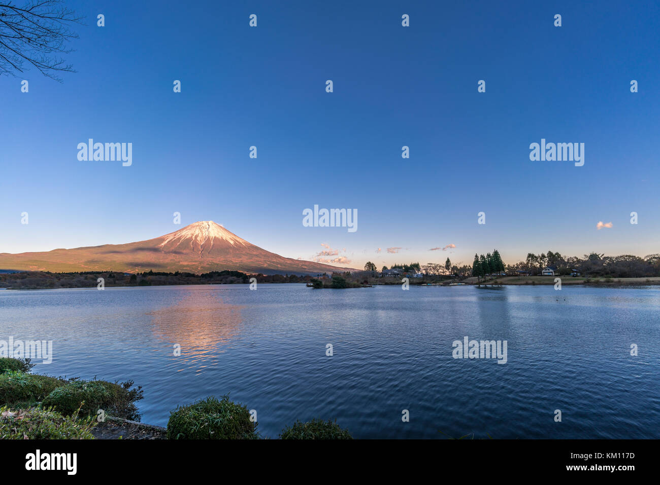 Beautiful clear sky Sunset at Tanuki Lake Tanukiko. Fuji mountain ...