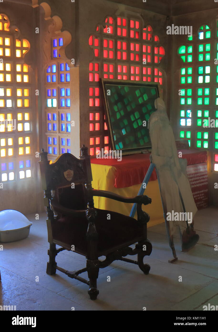 Indian throne hi-res stock photography and images - Alamy