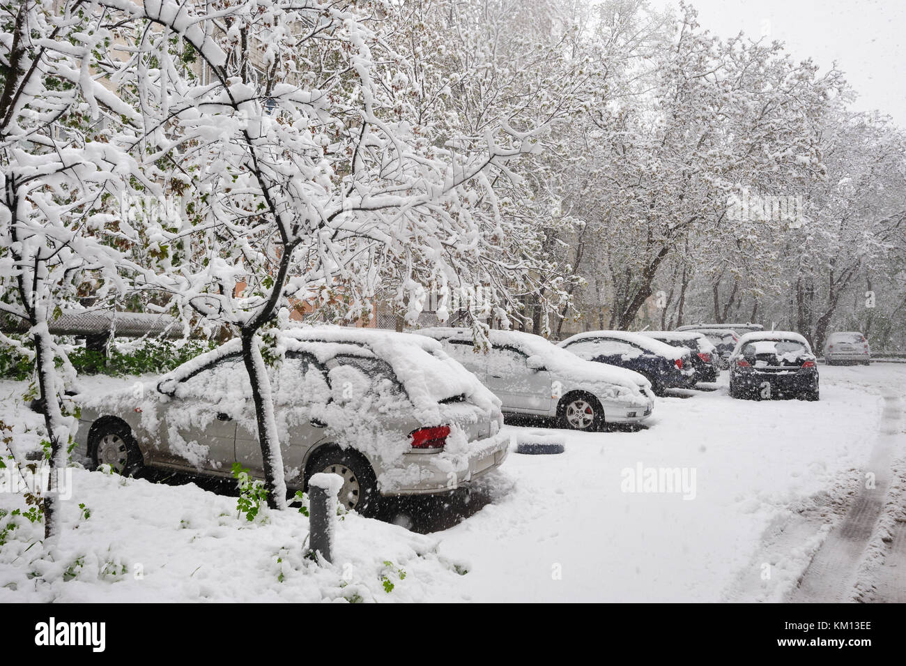 Snow car parking hi-res stock photography and images - Alamy