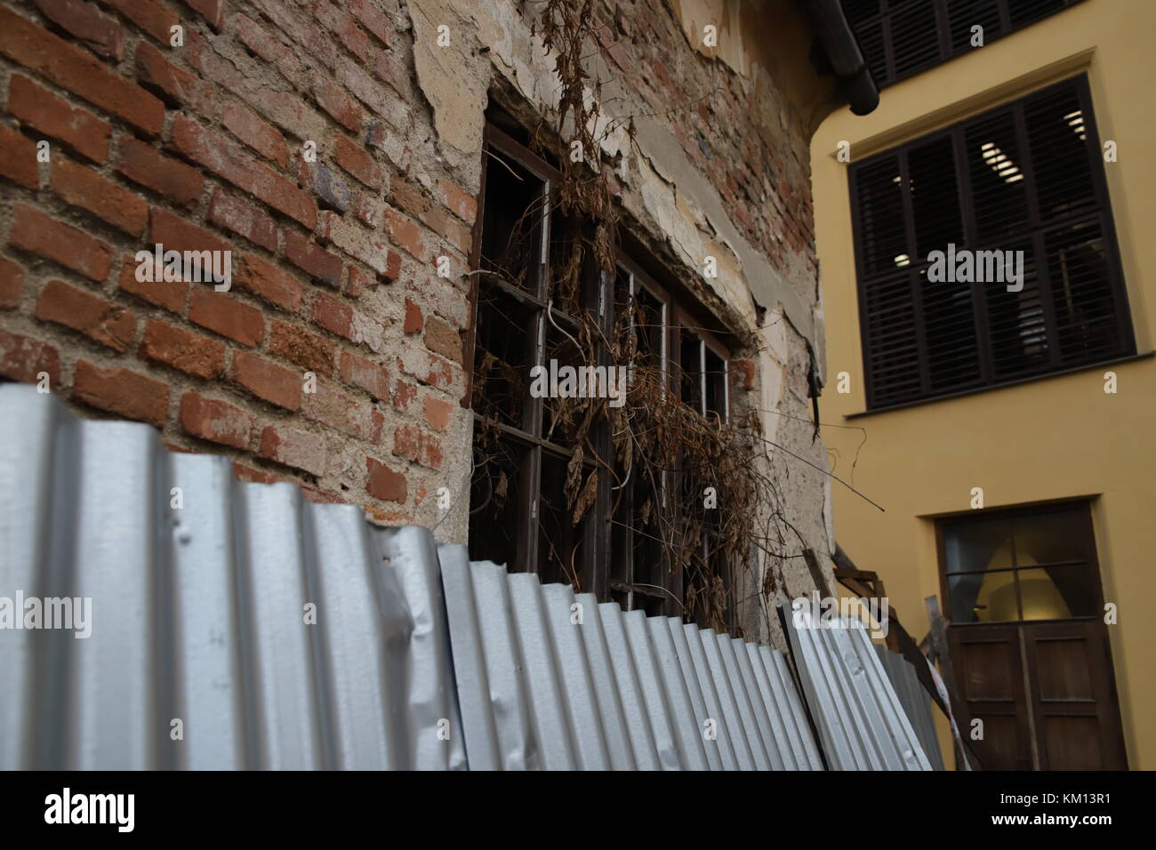 Ruined house ruins hi-res stock photography and images - Alamy
