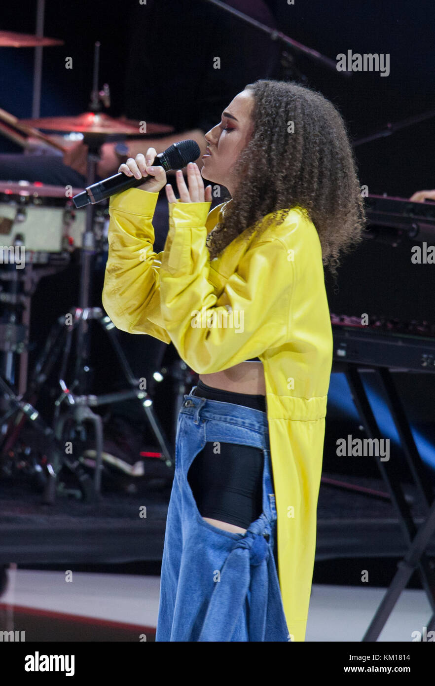 Pop singer performance hi-res stock photography and images - Alamy