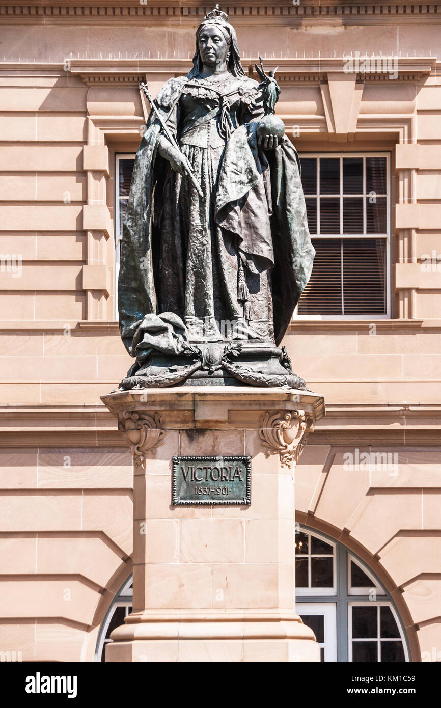 Full coronation regalia hi-res stock photography and images - Alamy