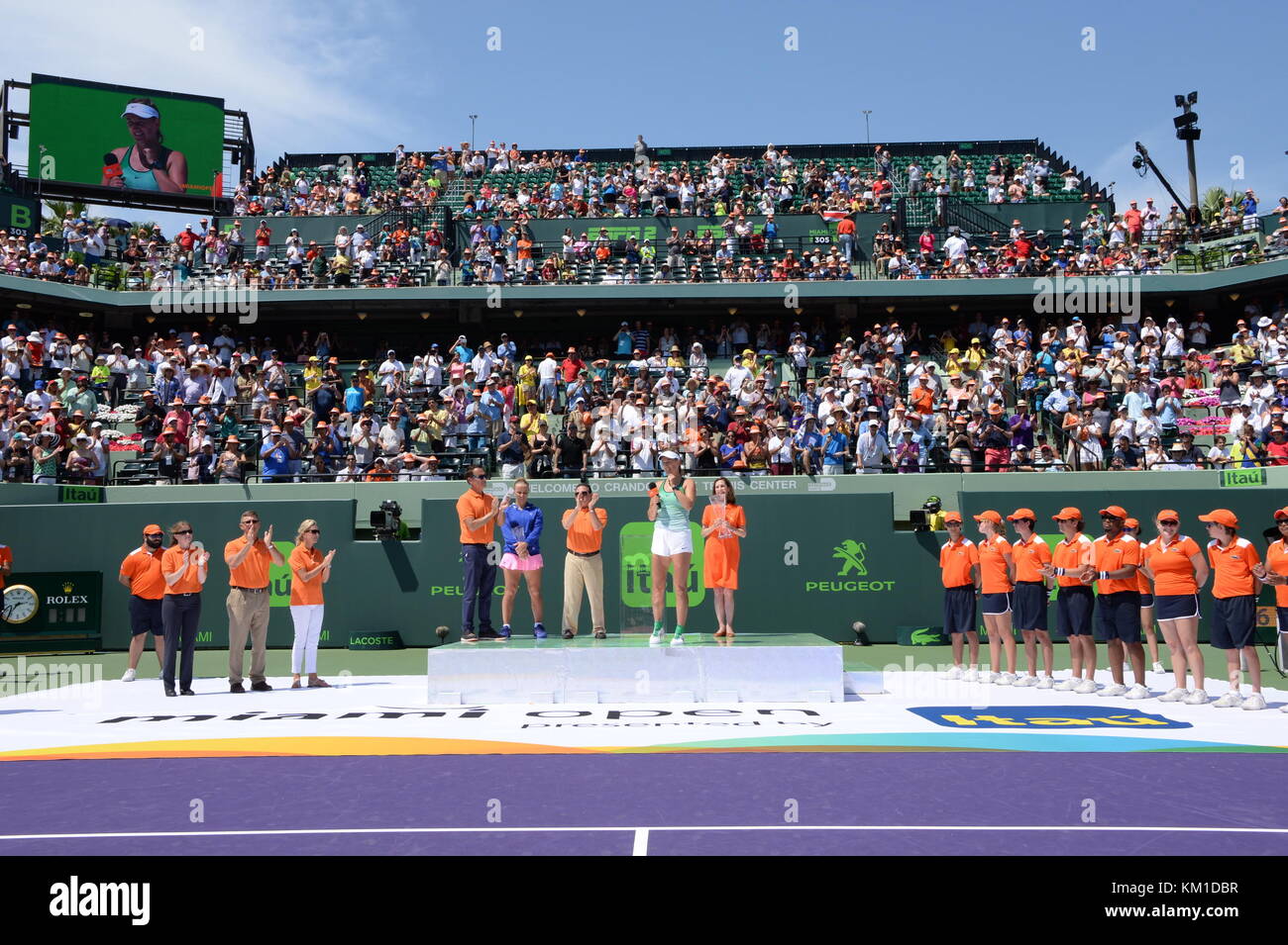 Victoria azarenka of belarus celebrates with the butch buchholz trophy ...
