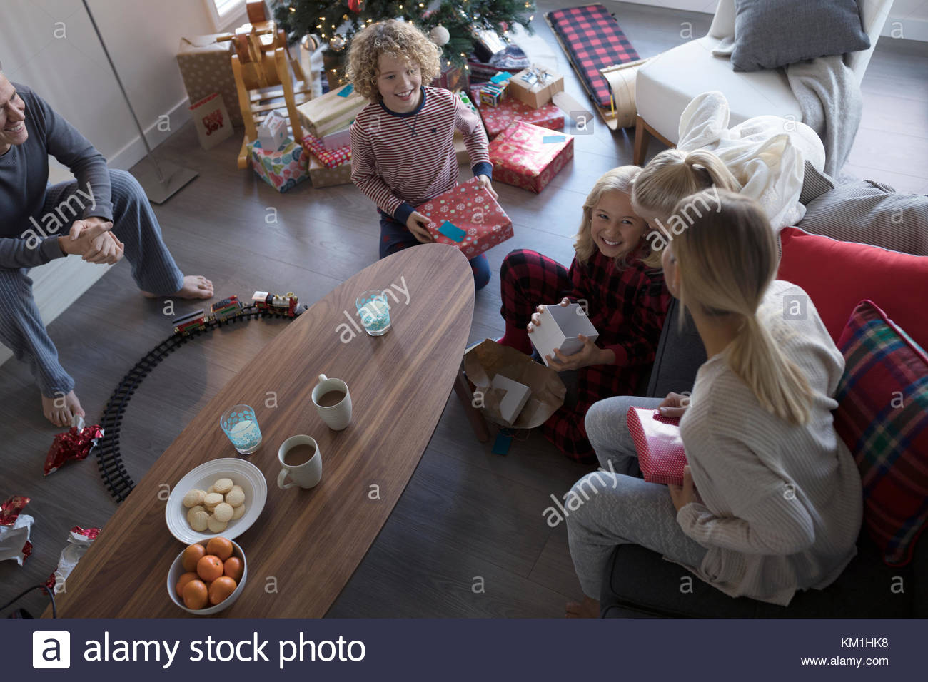 Woman talking to father christmas hi-res stock photography and images ...