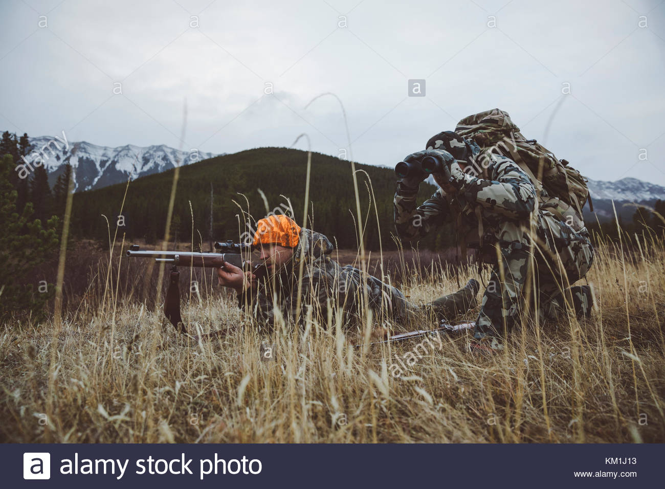 Crouching hunter aiming rifle hi-res stock photography and images - Alamy