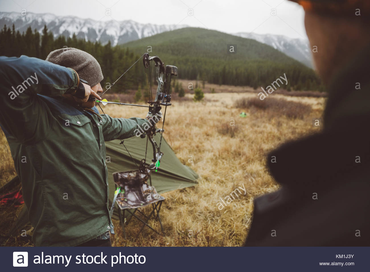 Bow hunting deer hi-res stock photography and images - Alamy