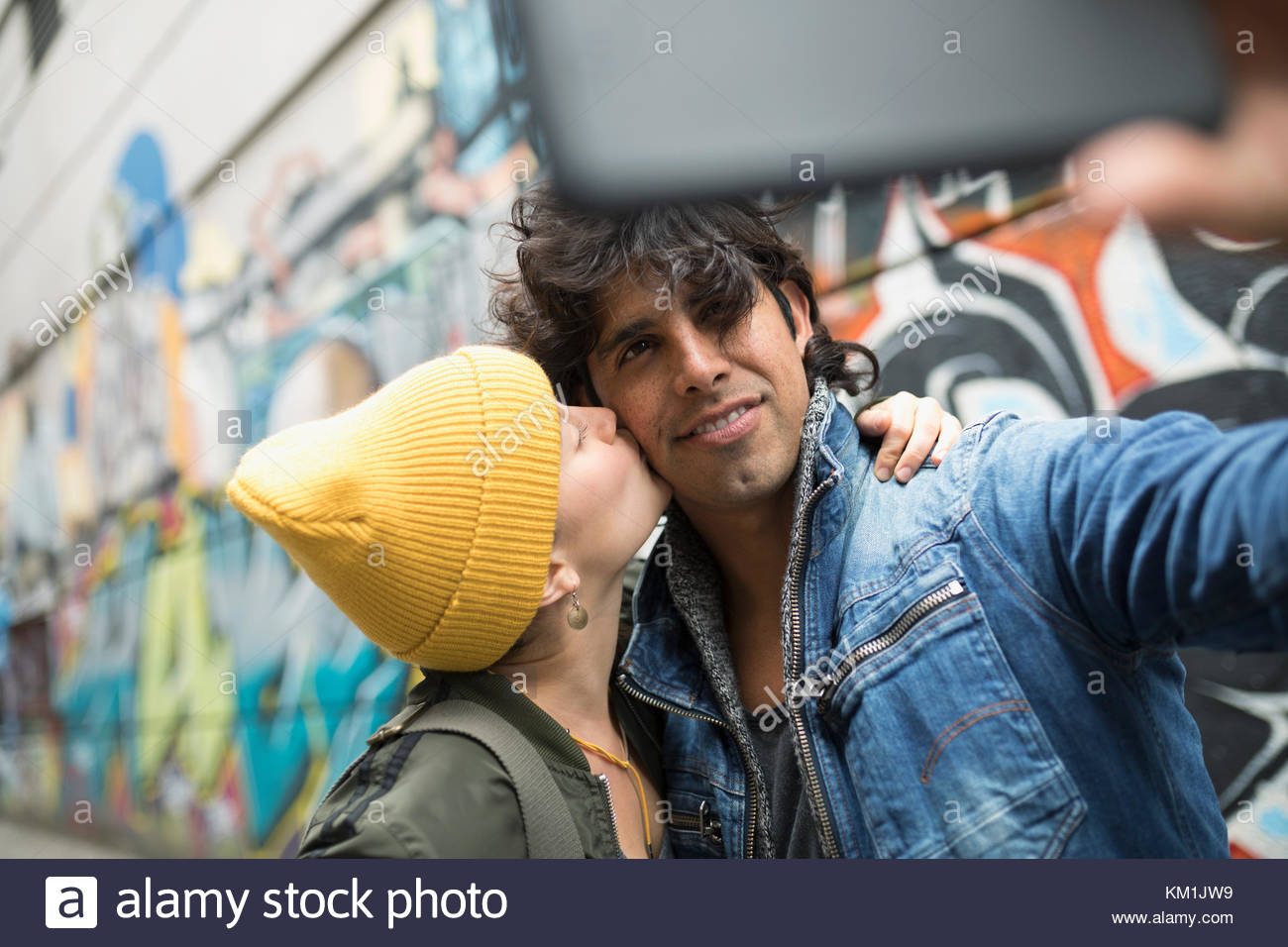 Couple love city kissing taking selfie hi-res stock photography and ...