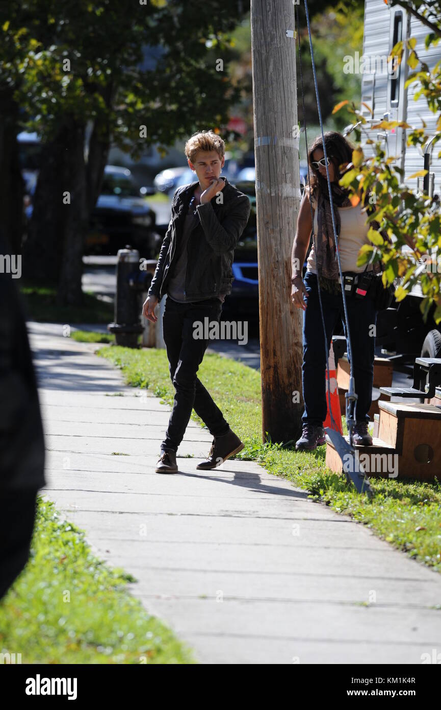 NEW YORK, NY - JANUARY: Austin Butler filming 'The Carrie Diaries' in ...