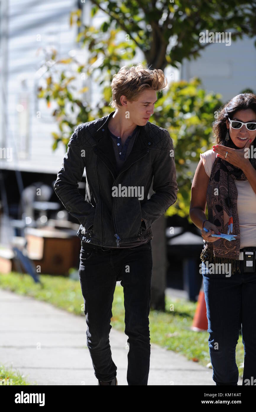 NEW YORK, NY - JANUARY: Austin Butler filming 'The Carrie Diaries' in ...