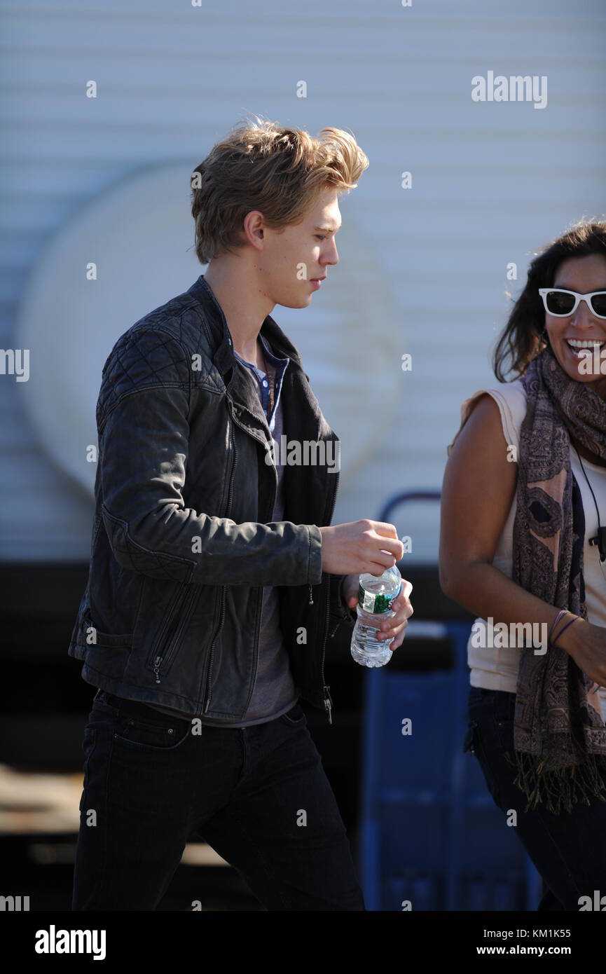 NEW YORK, NY - JANUARY: Austin Butler filming 'The Carrie Diaries' in ...
