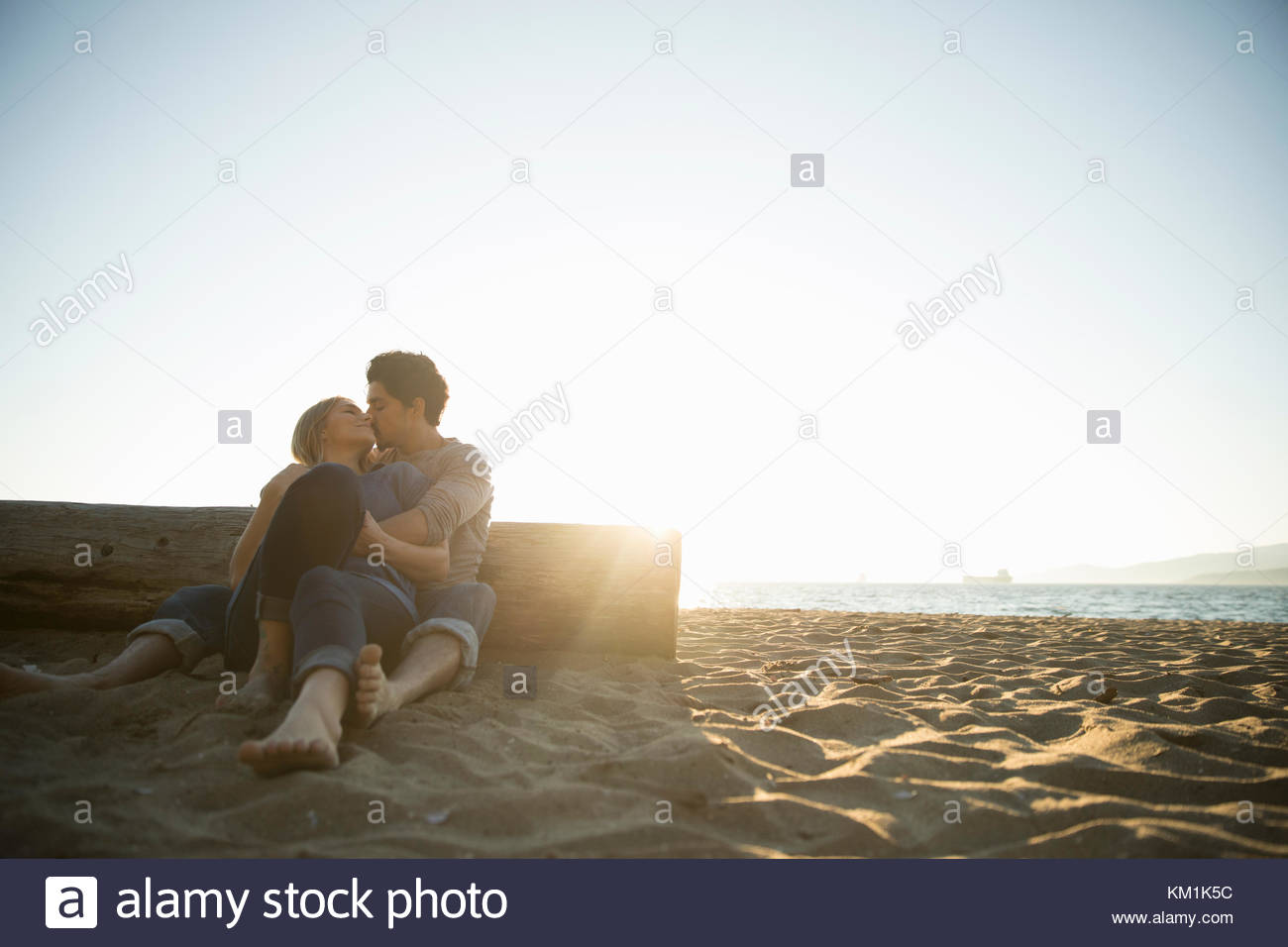 Couple hugging beach sunset hi-res stock photography and images - Alamy