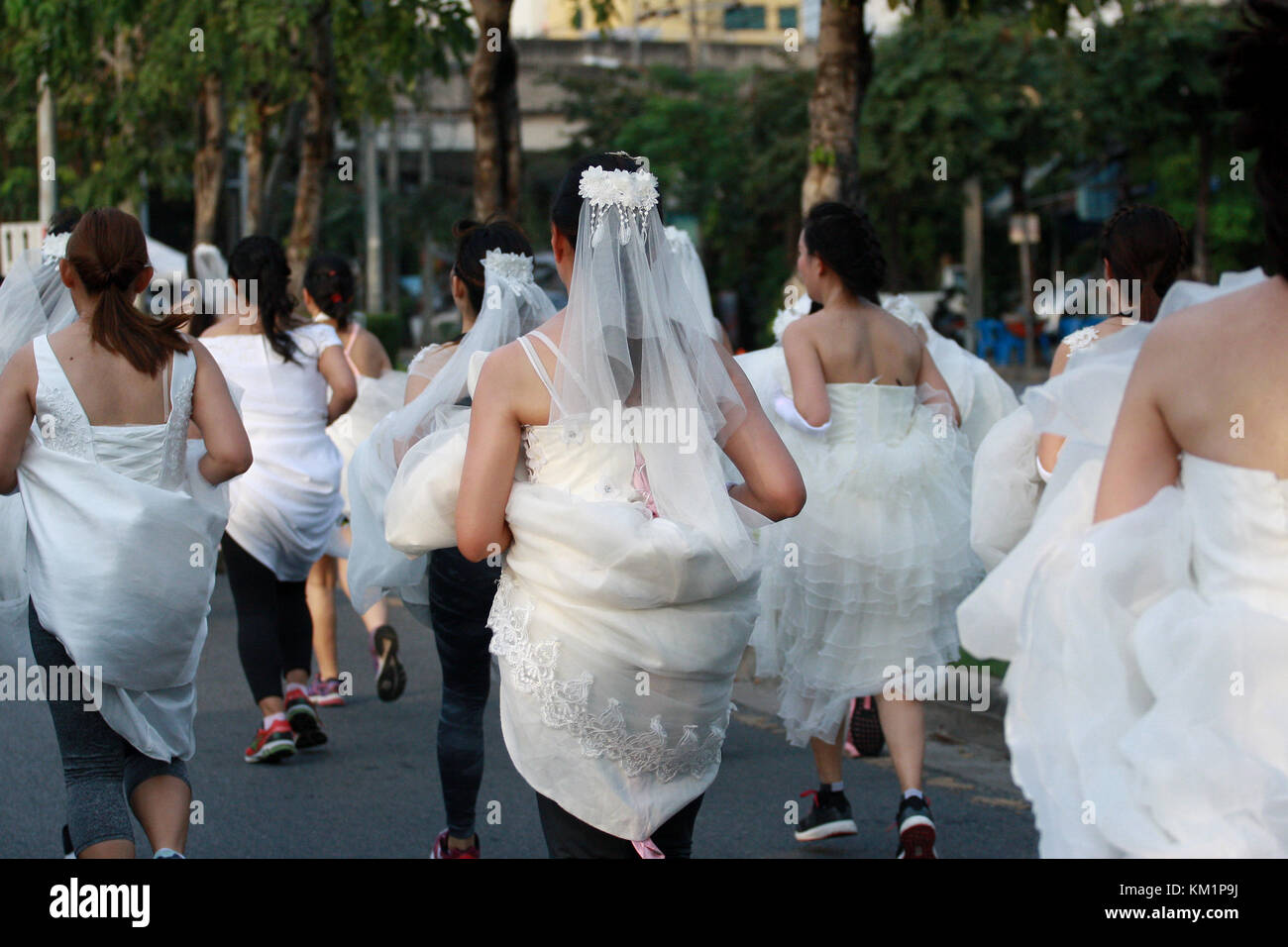 Bangkok, Thailand. 02nd Dec, 2017. Bride compete in the ' Running of ...