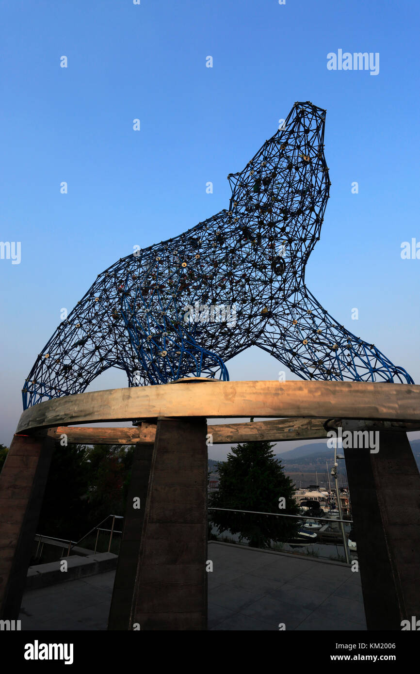 Sunrise over the Grizzly Bear sculpture, Stuart park, City Art Trail ...