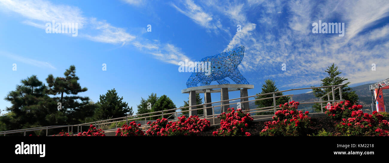 The Grizzly Bear sculpture, Stuart park, Kelowna City, Okanagan Lake ...