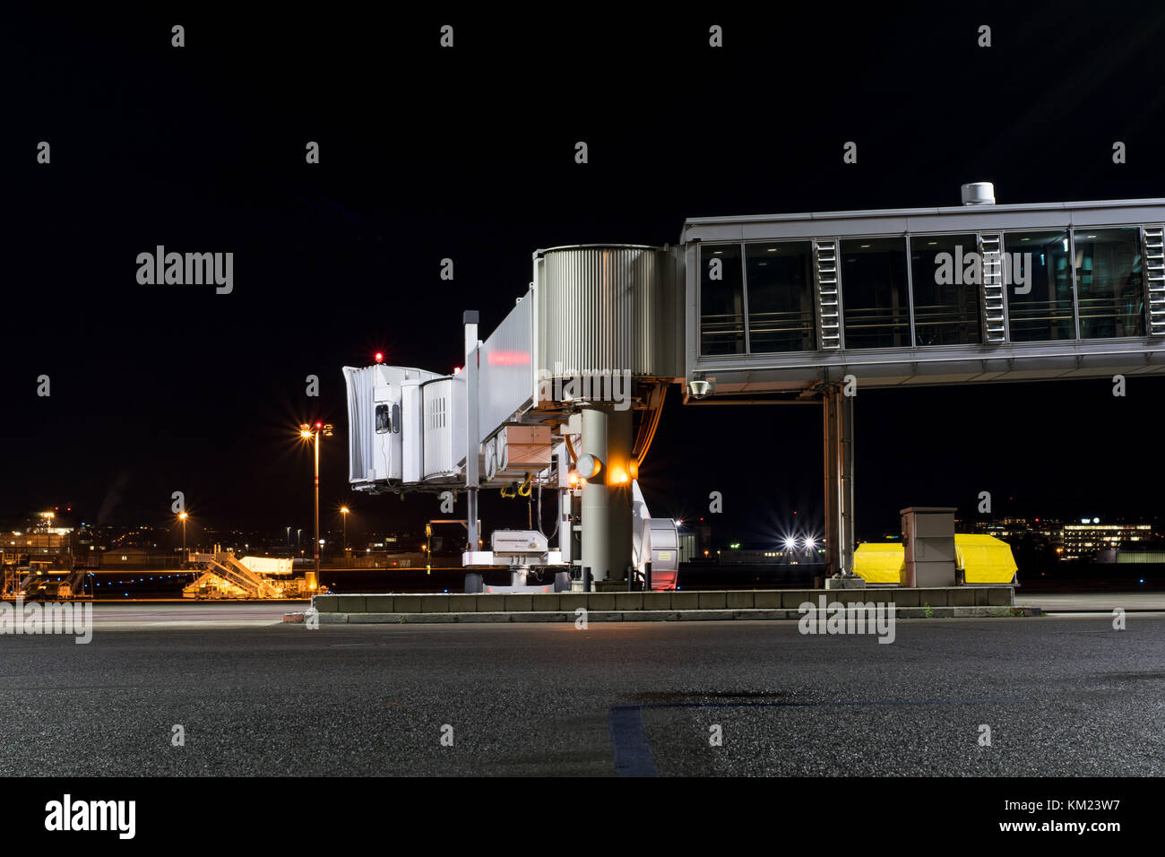 Airport jetway hi-res stock photography and images - Alamy