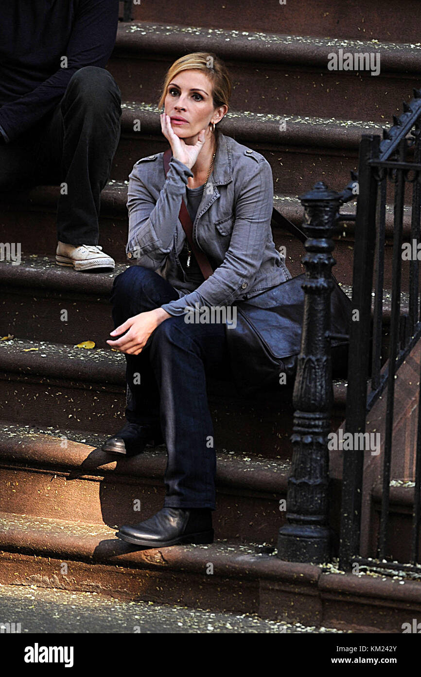 NEW YORK - AUGUST 03: Actress Julia Roberts films a scene on the 'Eat ...