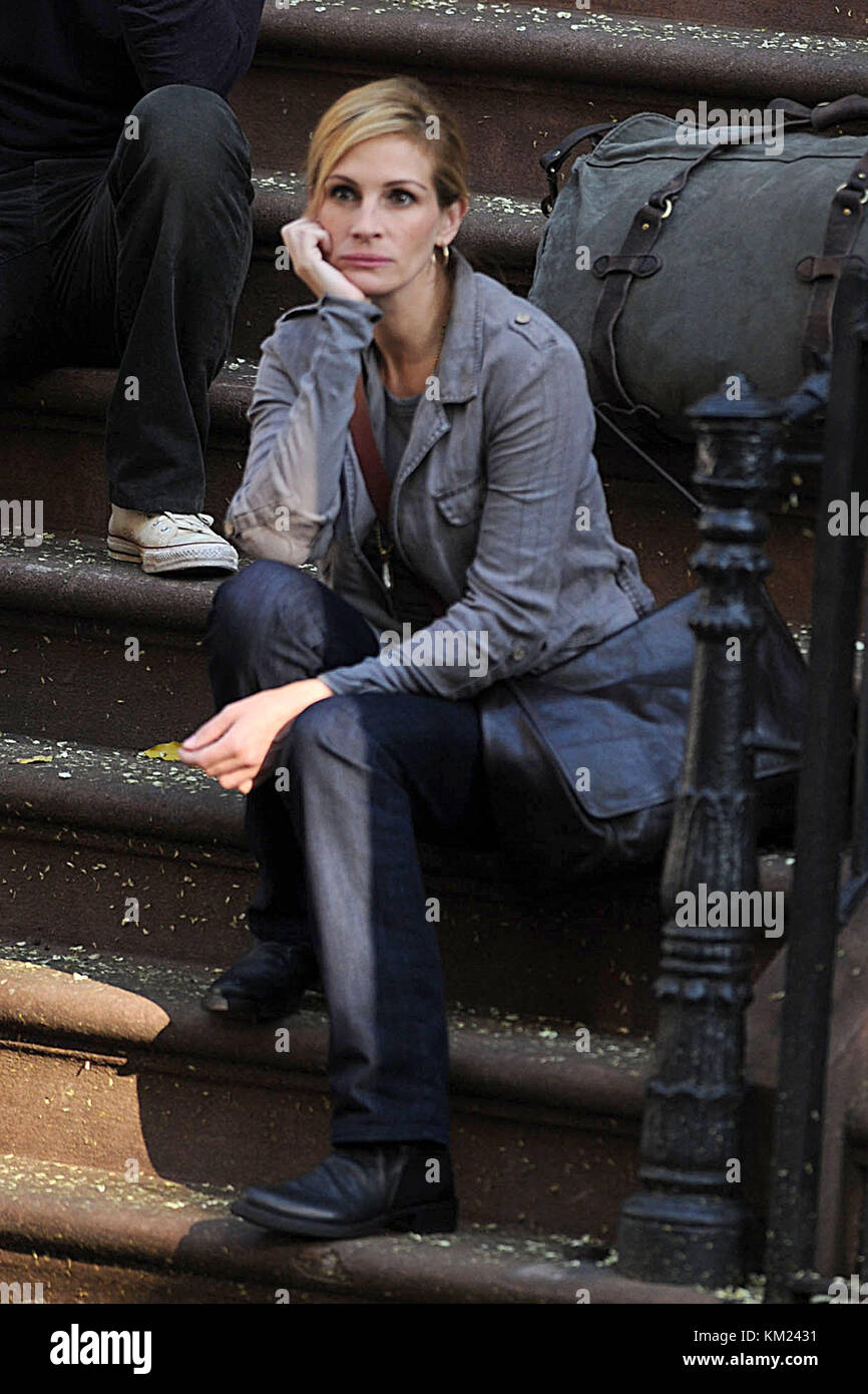 NEW YORK - AUGUST 03: Actress Julia Roberts films a scene on the 'Eat ...