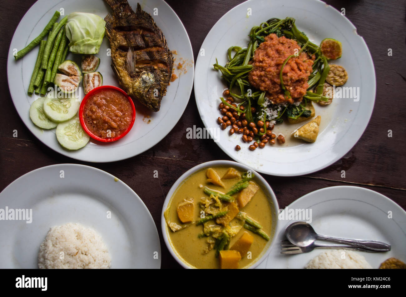 Indonesian food: Kankung plecing (spicy water spinach dish), Ikan ...