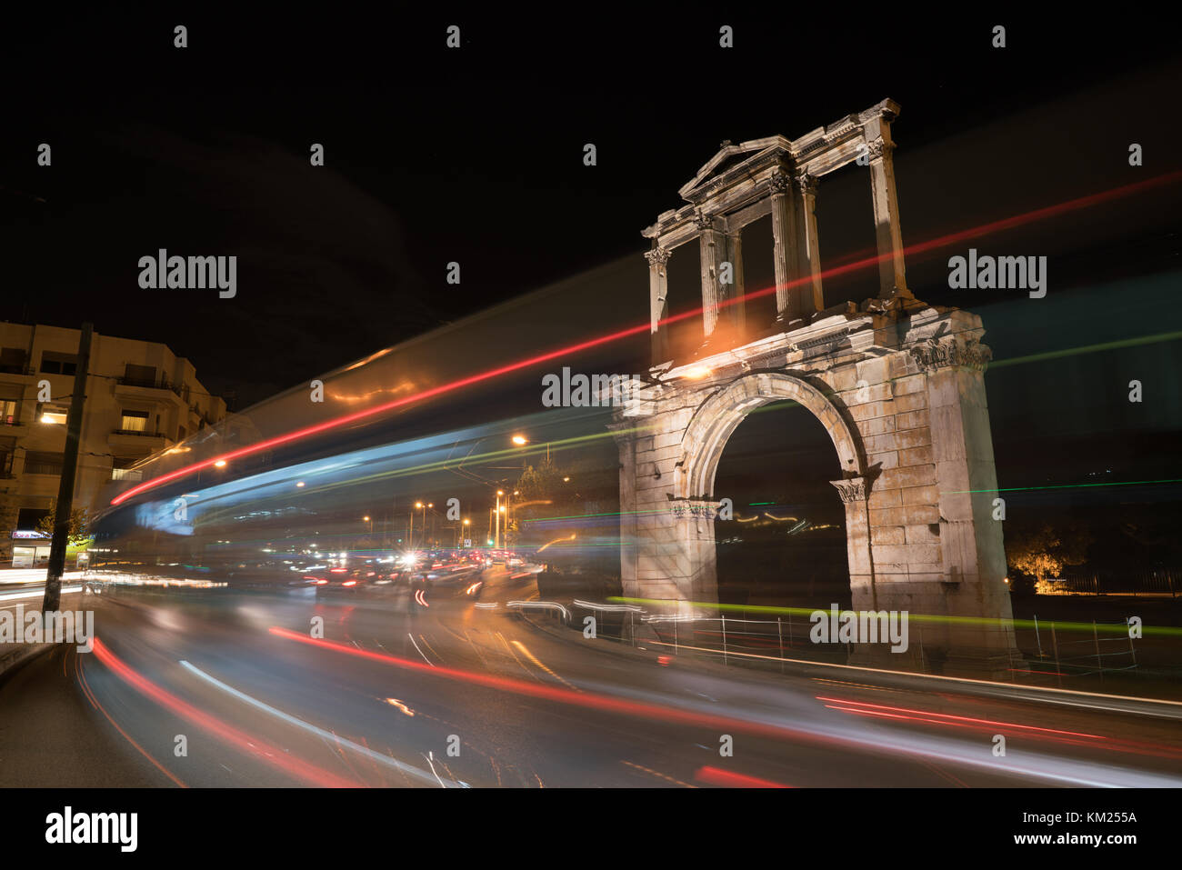 Night view Arch of Hadrian that leads to the pillars of Zeus's ...