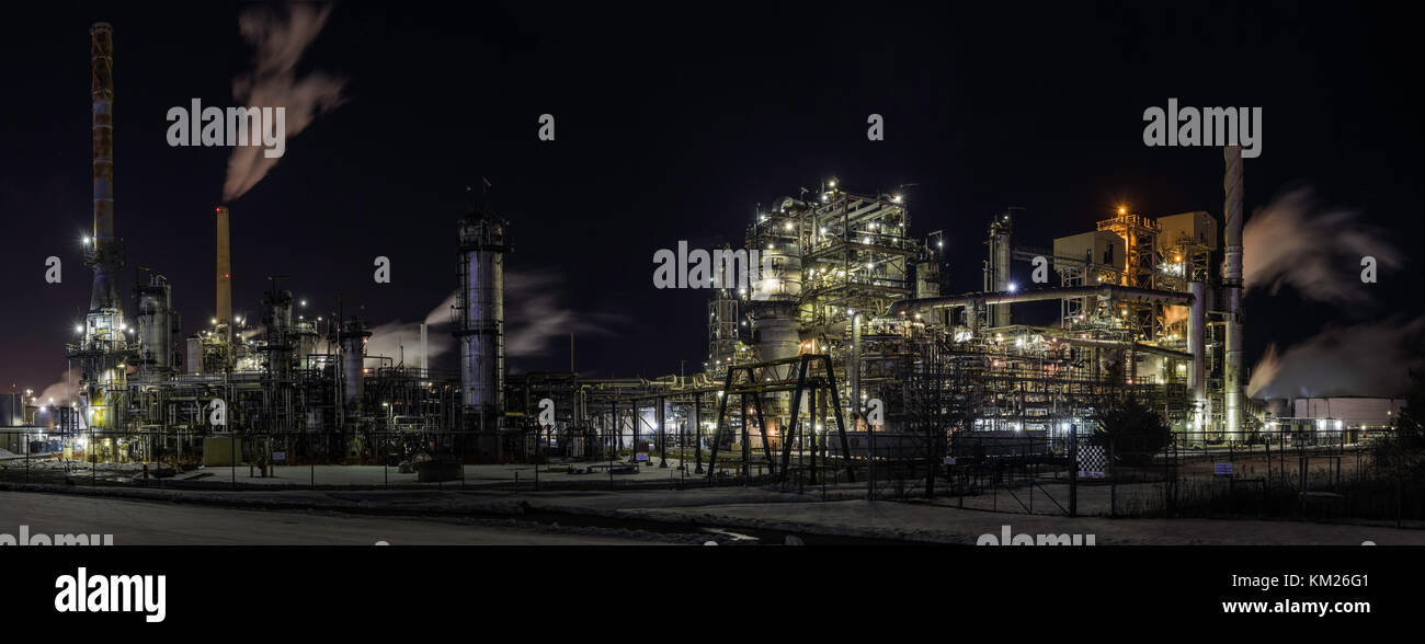 Oil refinery at night Stock Photo - Alamy