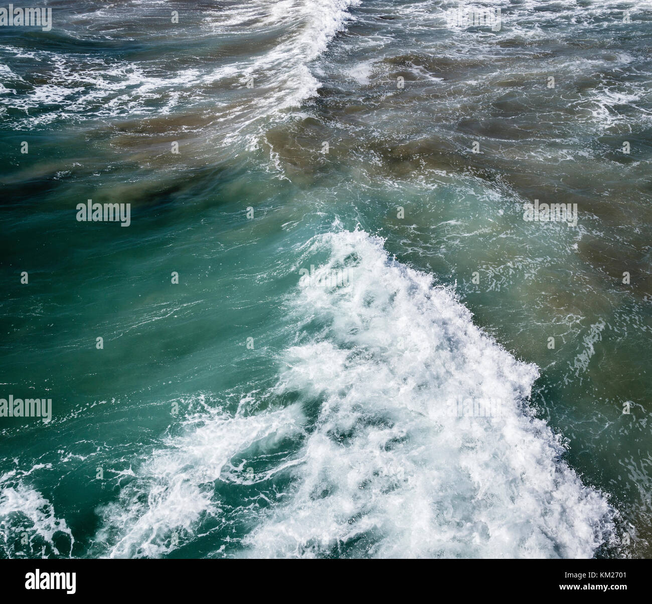 Roaring waves in a beautiful ocean seascape Stock Photo - Alamy
