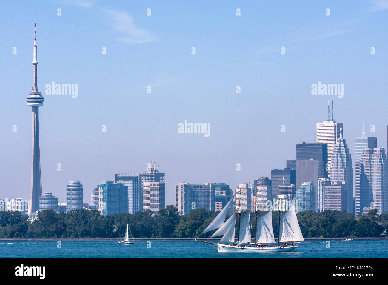 Sailboat in front of downtown Toronto skyline, in Lake Ontario Stock ...