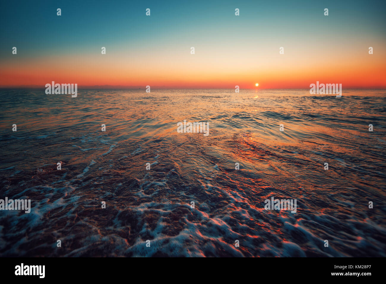 Closeup sunrise over ocean horizon hi-res stock photography and images ...
