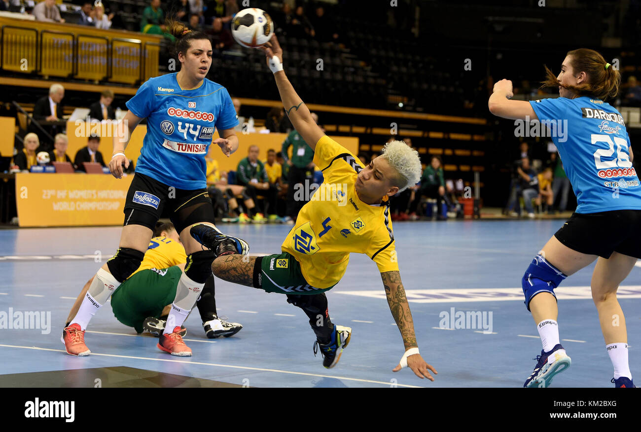 Oldenburg, Germany. 03rd Dec, 2017. Brazil's Samira Rocha (C ...