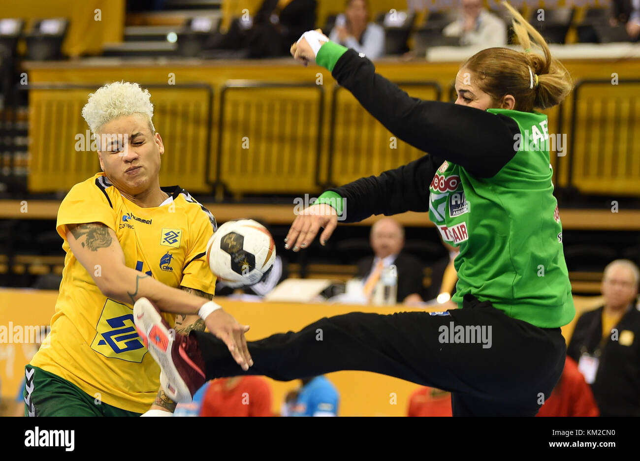 Oldenburg, Germany. 03rd Dec, 2017. Brazil's Samira Rocha (L) blocked ...