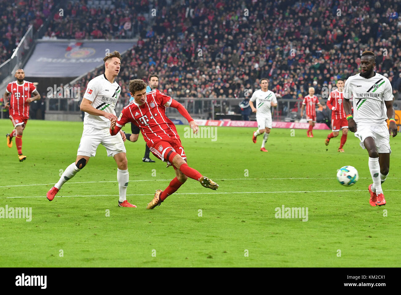 Muenchen, Deutschland. 02nd Dec, 2017. goalchance Thomas MUELLER ...