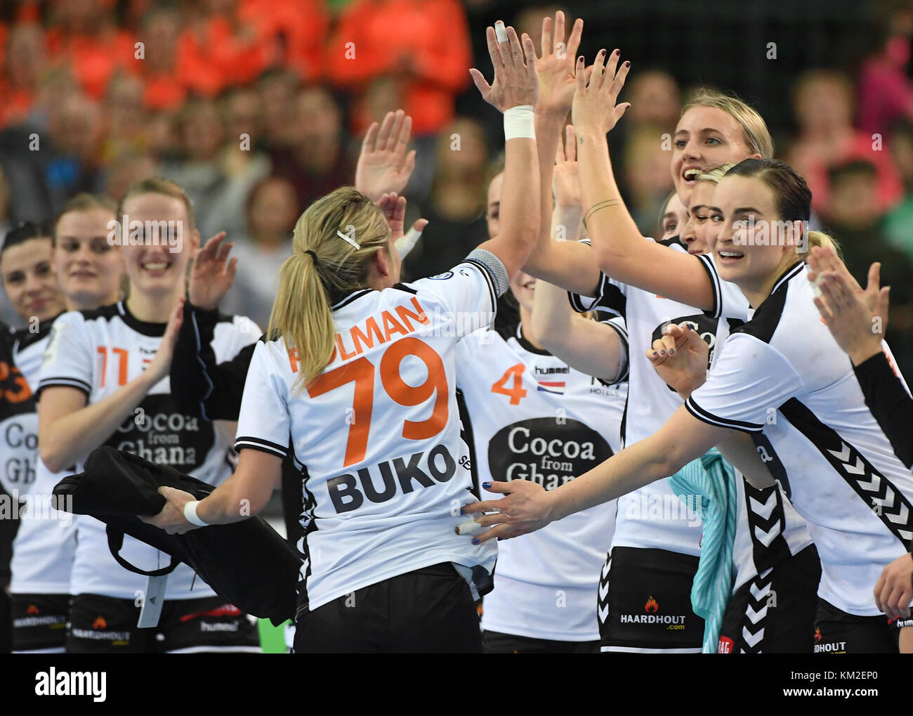 Netherland's players celebrate their victory after the women's handball ...