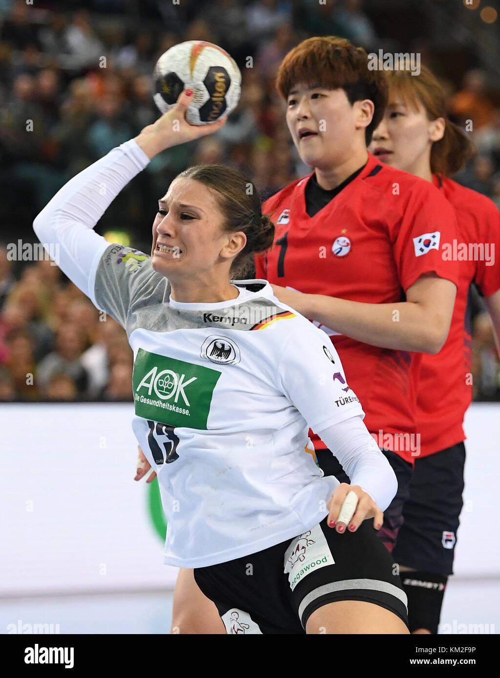 Leipzig, Germany. 03rd Dec, 2017. Germany's Julia Behnke (L) and South ...