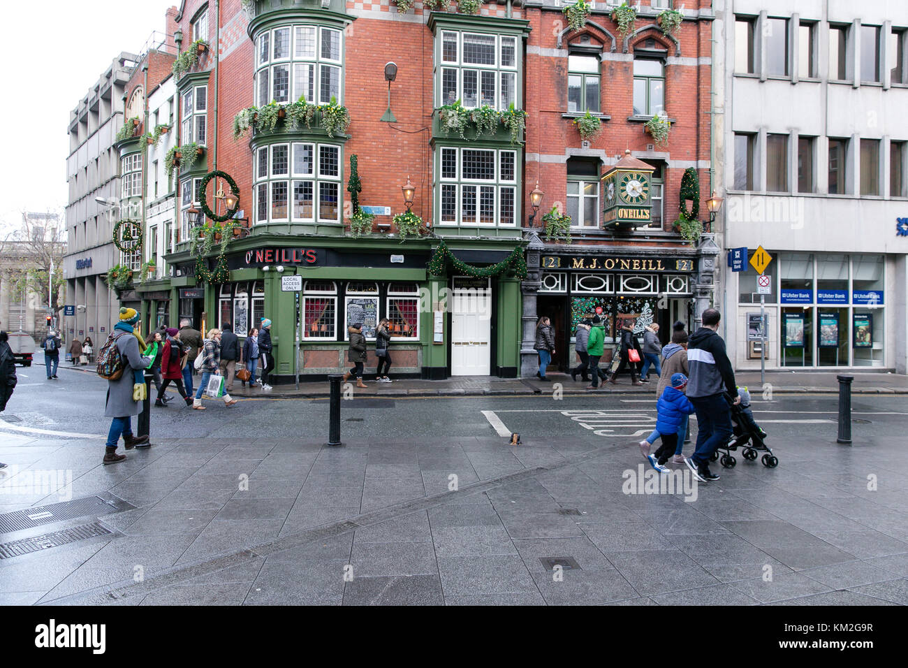 Dublin, Ireland. 3rd Dec, 2017. O`Neill`s Pub in dublin with Christmas ...