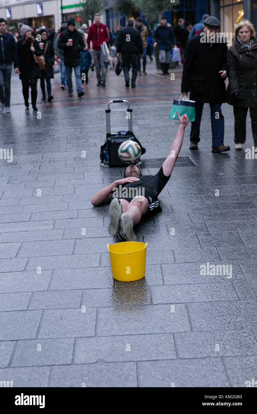 Dublin, Ireland. 3rd Dec, 2017. Street performer juggling with football ...