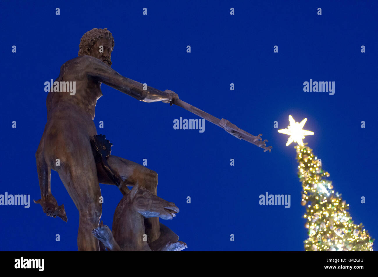 Fountain of Neptune and Christmas tree decorations on Dlugi Targ in Old ...