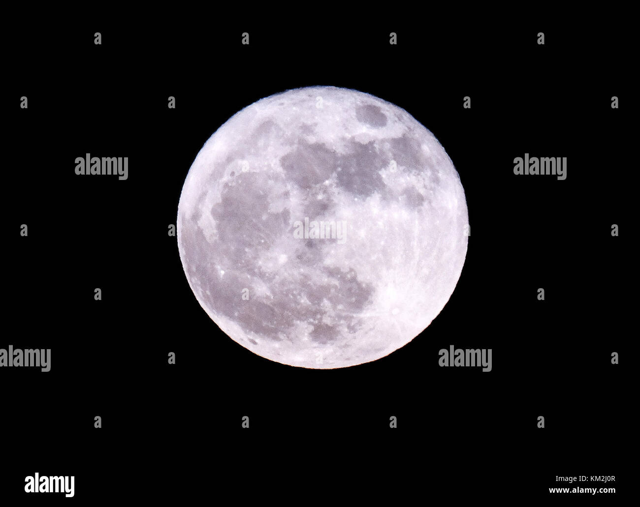 Los Angeles, California, USA. 3rd Dec, 2017. A supermoon ''Full Cold ...