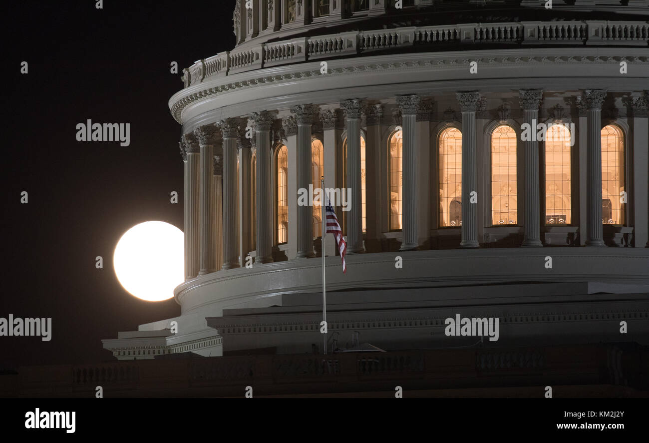 Washington, United States Of America. 03rd Dec, 2017. A supermoon is ...