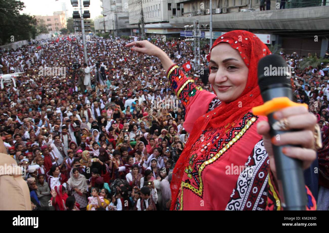 Karachi, Pakistan. 3rd December, 2017. Folk singer Shazia Khushk ...