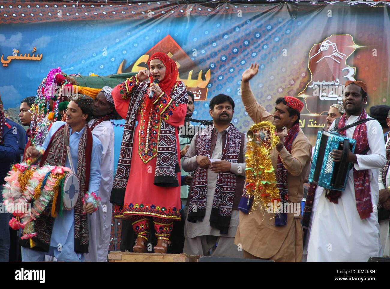 Karachi, Pakistan. 3rd December, 2017. Folk singer Shazia Khushk ...