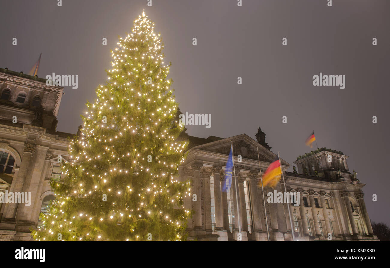 Berlin, Germany. 3rd Dec, 2017. The Christmas tree in front of the ...