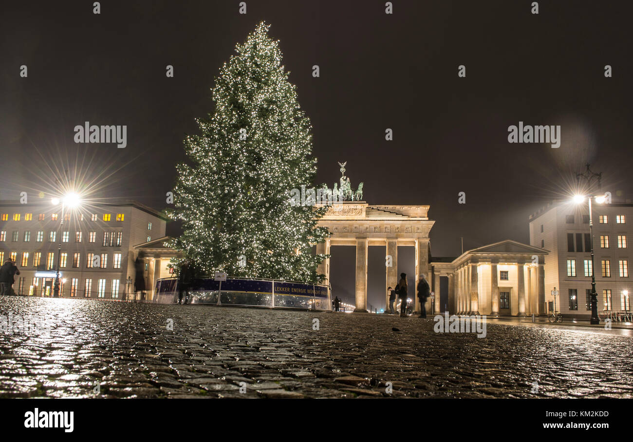 Berlin, Germany. 3rd Dec, 2017. The Christmas tree in front of the ...